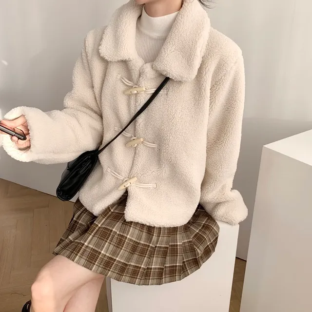 [귀염] 양털 오버핏 떡볶이 숏 코트 - 에이블리 스토어