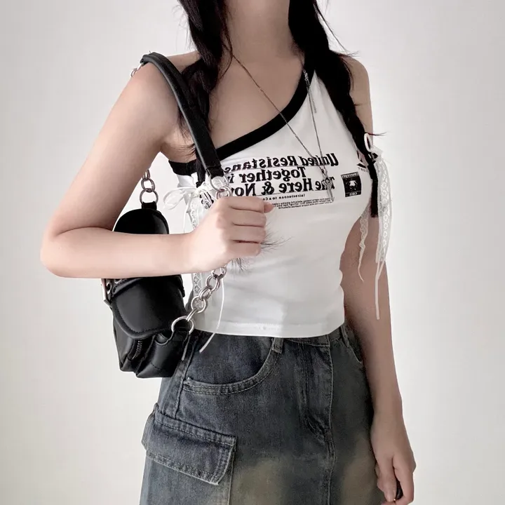 닝닝st*.*[흔하지않은!/Y2K] 잘록 핏 보장 힙 유니크 무드 사선 랍빠 레터링 나시 - 에이블리 스토어