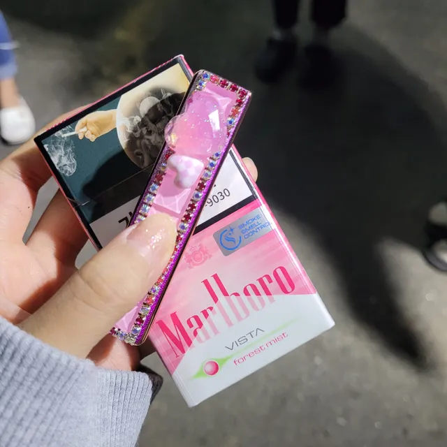 에이블리최초 Y2K 하트 충전식 USB 전기라이터 LED 라이터 흡연자선물 속눈썹고데기 - 에이블리 스토어