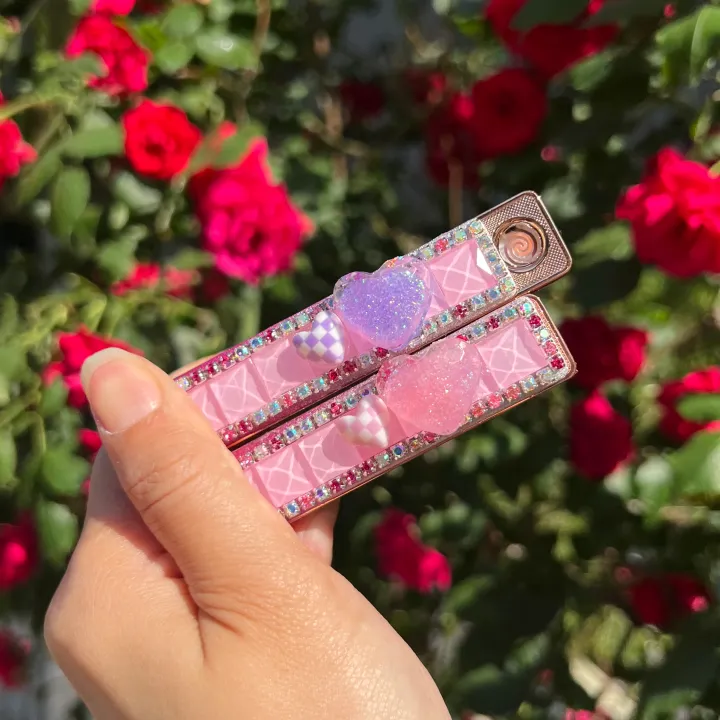 에이블리최초 Y2K 하트 충전식 USB 전기라이터 LED 라이터 흡연자선물 속눈썹고데기 - 에이블리 스토어