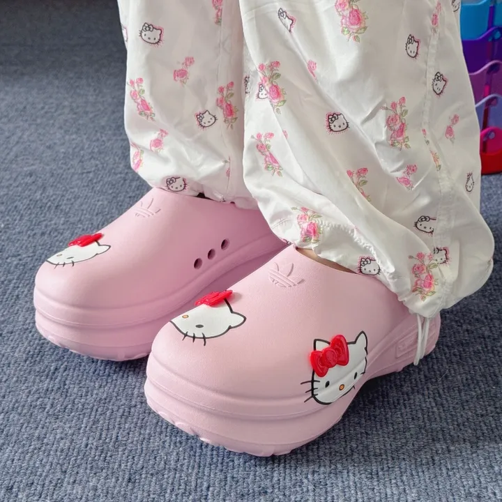 아디다스 우먼스 오리지널스 아디폼 x 산리오 헬로키티 콜라보 통굽 뮬 슬리퍼 핑크 IG4446 - 에이블리 스토어