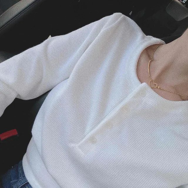 [당일출고/봄신상/데일리 기본아이템 강추] 간절기 레이디 단추 기본 크롭기장 크롭 단추티 - 에이블리 스토어